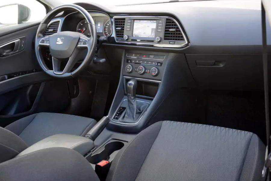 Brown SEAT Leon 2015 in Riga, with an engine capacity of 1.60 L and mileage of 187 thousand km for 7000 €, photo 17 on AUTOMOTO.COM.LV