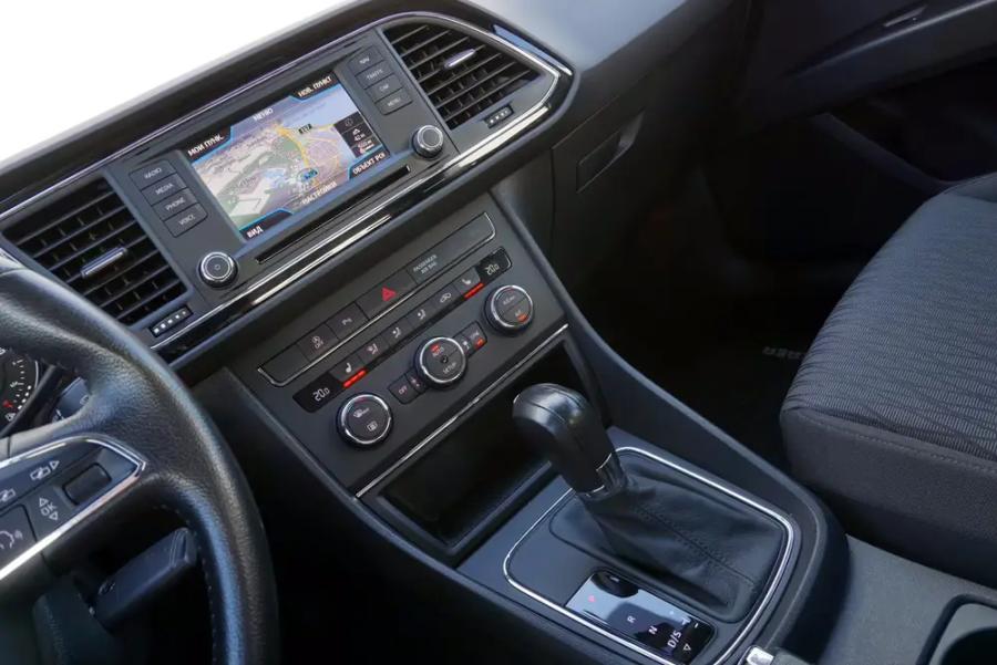 Brown SEAT Leon 2015 in Riga, with an engine capacity of 1.60 L and mileage of 187 thousand km for 7000 €, photo 22 on AUTOMOTO.COM.LV