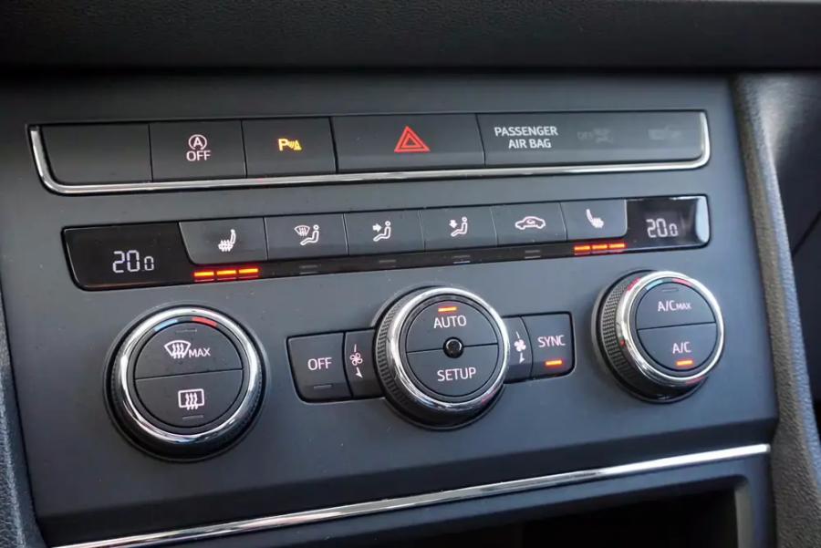 Brown SEAT Leon 2015 in Riga, with an engine capacity of 1.60 L and mileage of 187 thousand km for 7000 €, photo 26 on AUTOMOTO.COM.LV