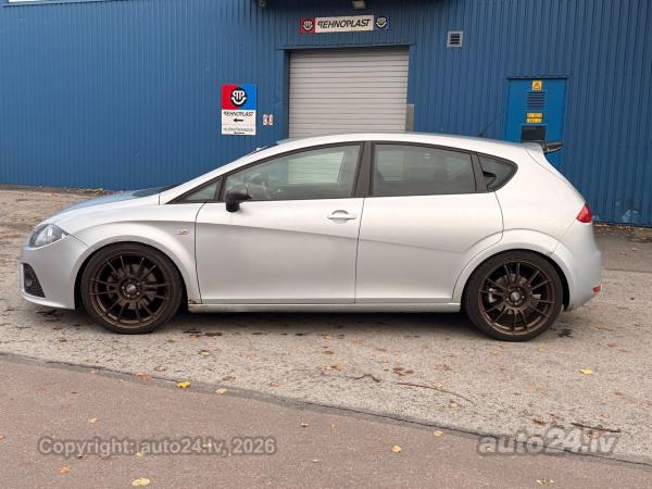 Pelēks SEAT Leon 2006 Tallina, ar dzinēja tilpumu 2.00 L un nobraukumu 31 tūkst. km par 2650 €, foto 3 vietnē AUTOMOTO.COM.LV