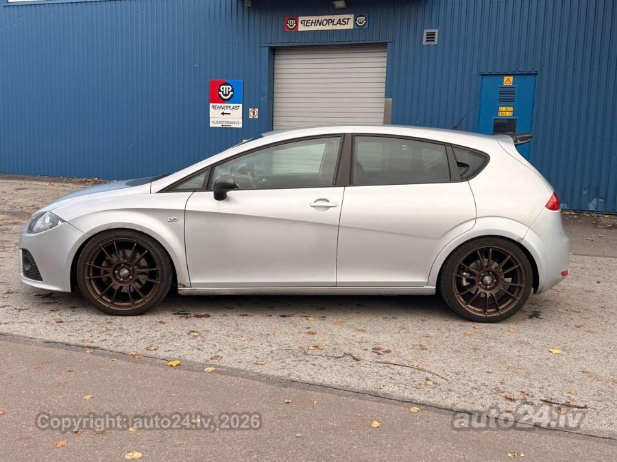Pelēks SEAT Leon 2006 Tallina, ar dzinēja tilpumu 2.00 L un nobraukumu 31 tūkst. km par 2650 €, foto 3 vietnē AUTOMOTO.COM.LV
