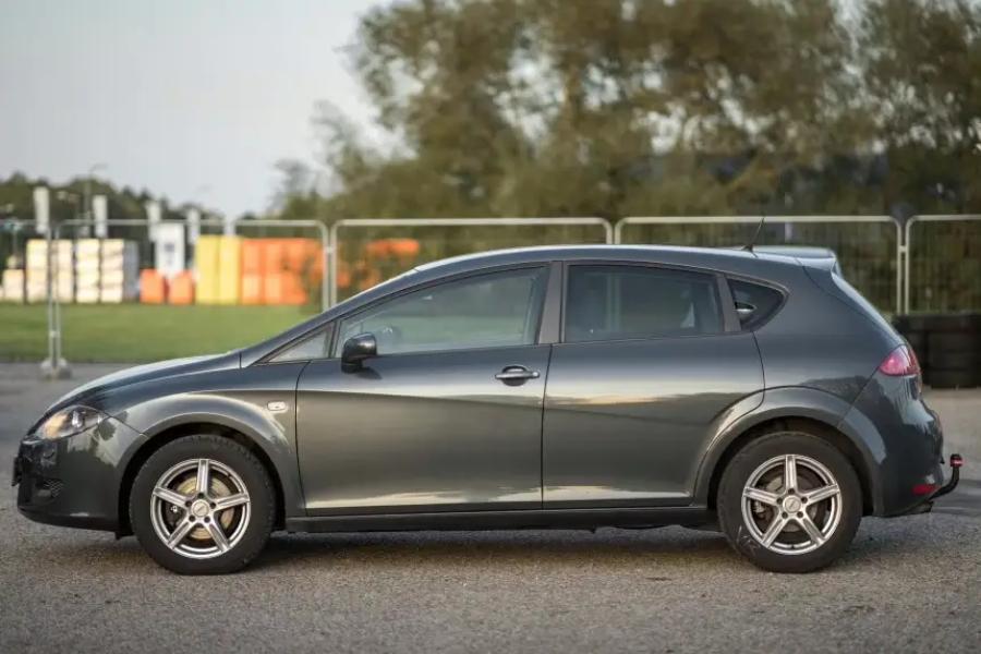 Pelēks SEAT Leon 2007 Liepāja, ar dzinēja tilpumu 1.90 L un nobraukumu 200 tūkst. km par 4200 €, foto 3 vietnē AUTOMOTO.COM.LV