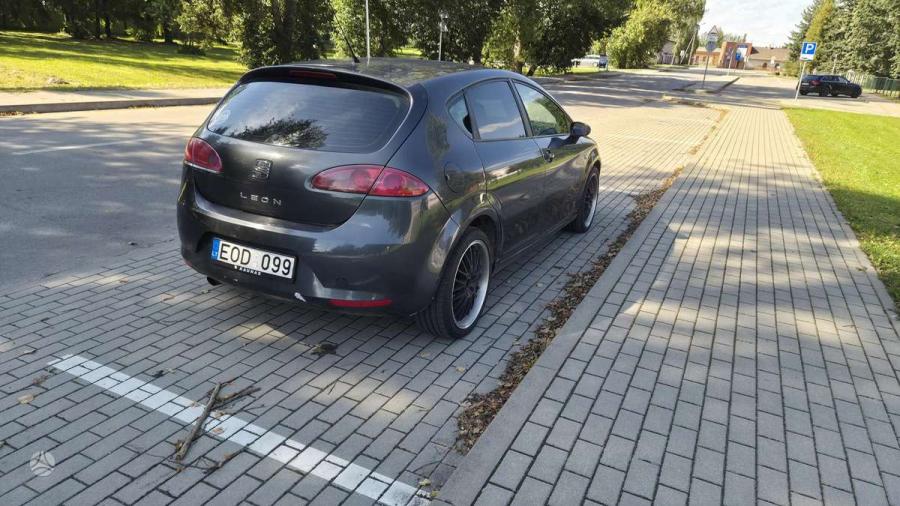 Pelēks SEAT Leon 2007 Panevēža, ar dzinēja tilpumu 1.90 L un nobraukumu 230 tūkst. km par 850 €, foto 3 vietnē AUTOMOTO.COM.LV