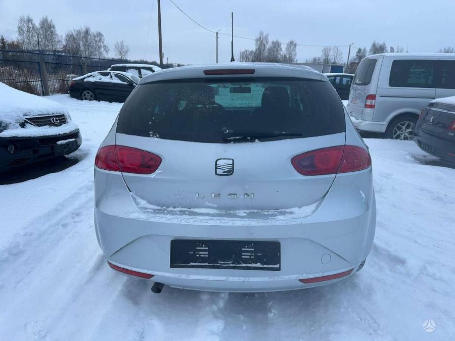 Grey SEAT Leon 2009 in Panevezys, with an engine capacity of 1.60 L and mileage of 206 thousand km for 1600 €, photo 4 on AUTOMOTO.COM.LV