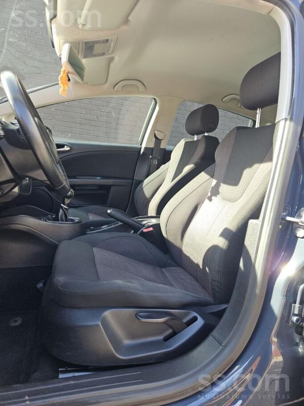Grey SEAT Leon 2009 in Cesis, with an engine capacity of 1.90 L and mileage of 293 thousand km for 3250 €, photo 9 on AUTOMOTO.COM.LV