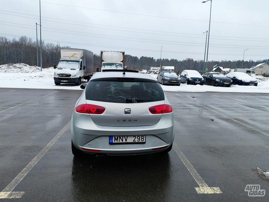 Grey SEAT Leon 2011 in Kaunas, with an engine capacity of 2.00 L and mileage of 264 thousand km for 2950 €, photo 4 on AUTOMOTO.COM.LV