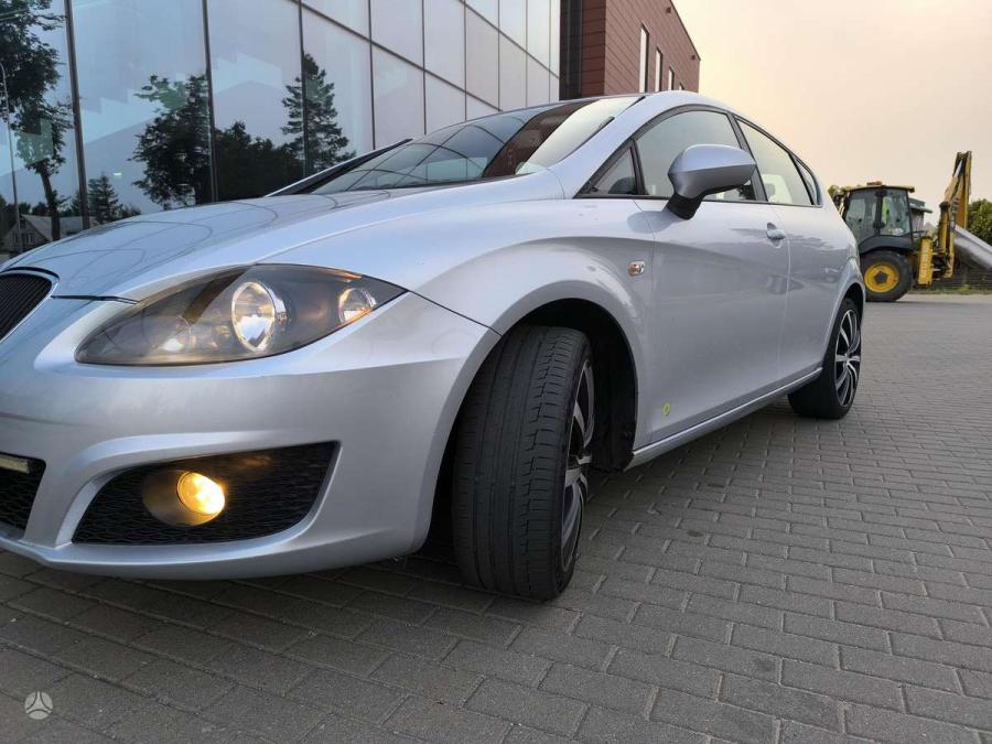 Grey SEAT Leon 2013 in Utena, with an engine capacity of 1.60 L and mileage of 281 thousand km for 4000 €, photo 3 on AUTOMOTO.COM.LV