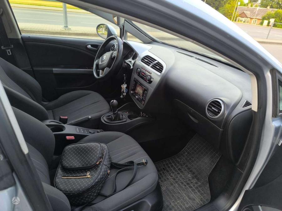 Grey SEAT Leon 2013 in Utena, with an engine capacity of 1.60 L and mileage of 281 thousand km for 4000 €, photo 6 on AUTOMOTO.COM.LV