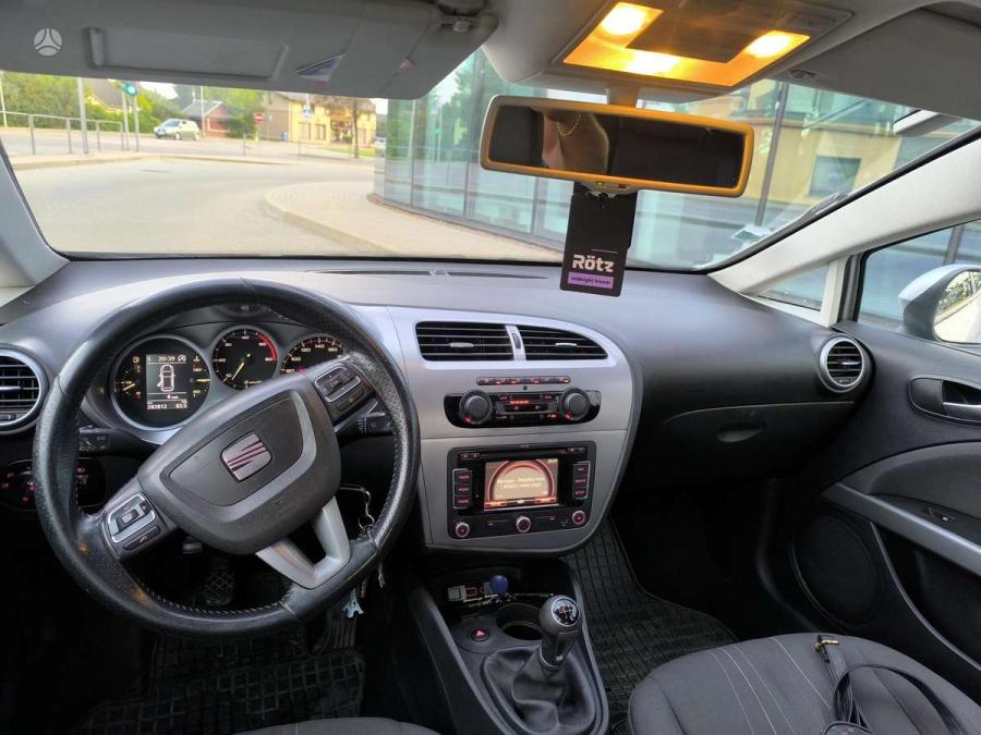 Grey SEAT Leon 2013 in Utena, with an engine capacity of 1.60 L and mileage of 281 thousand km for 4000 €, photo 8 on AUTOMOTO.COM.LV