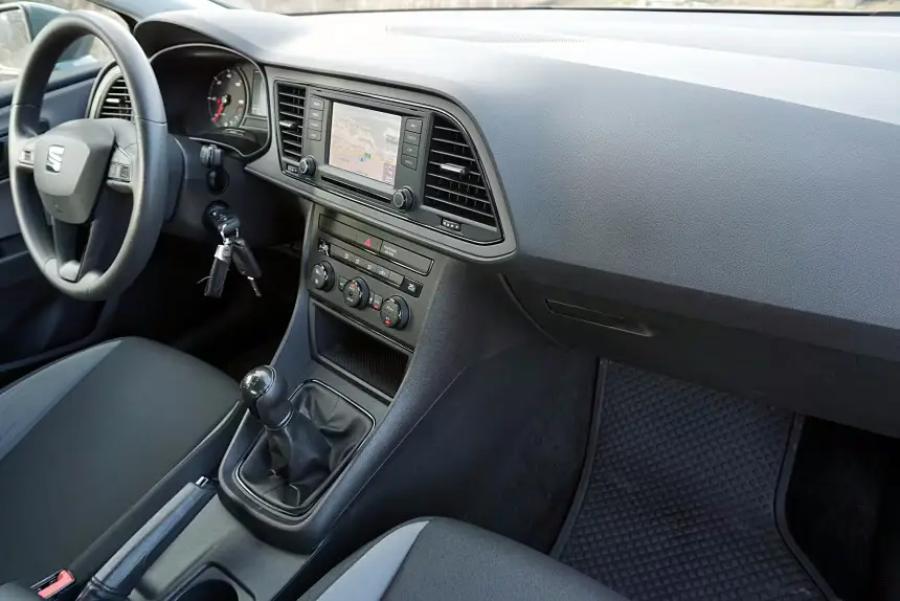 Grey SEAT Leon 2015 in Riga, with an engine capacity of 1.60 L and mileage of 208 thousand km for 8300 €, photo 22 on AUTOMOTO.COM.LV