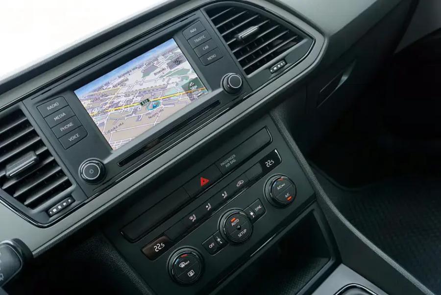 Grey SEAT Leon 2015 in Riga, with an engine capacity of 1.60 L and mileage of 208 thousand km for 8300 €, photo 27 on AUTOMOTO.COM.LV