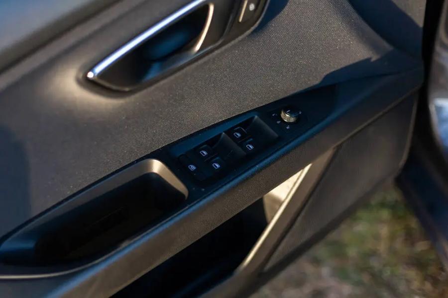 Grey SEAT Leon 2014 in Riga, with an engine capacity of 1.20 L and mileage of 211 thousand km for 7000 €, photo 15 on AUTOMOTO.COM.LV