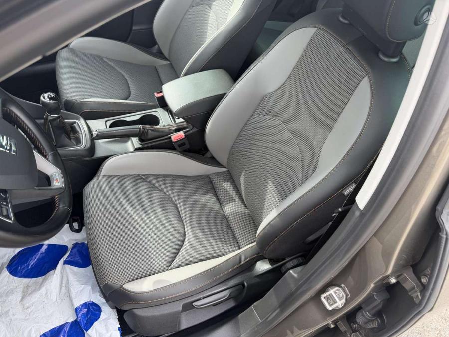 Grey SEAT Leon 2014 in Taurage, with an engine capacity of 1.97 L and mileage of 247 thousand km for 7000 €, photo 20 on AUTOMOTO.COM.LV