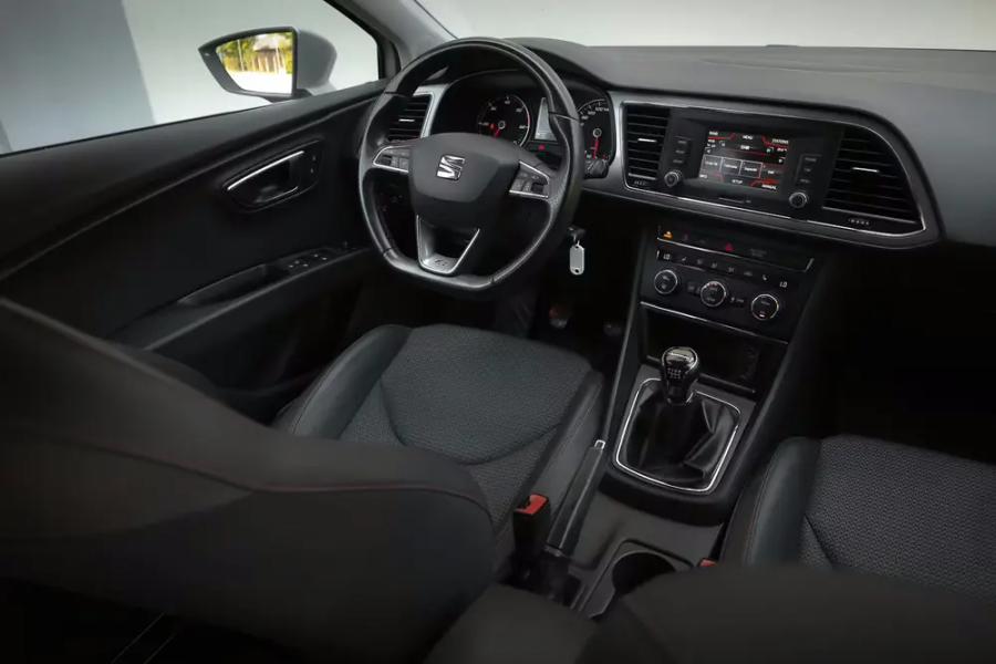 Grey SEAT Leon 2016 in Jelgava, with an engine capacity of 2.00 L and mileage of 159 thousand km for 7300 €, photo 8 on AUTOMOTO.COM.LV