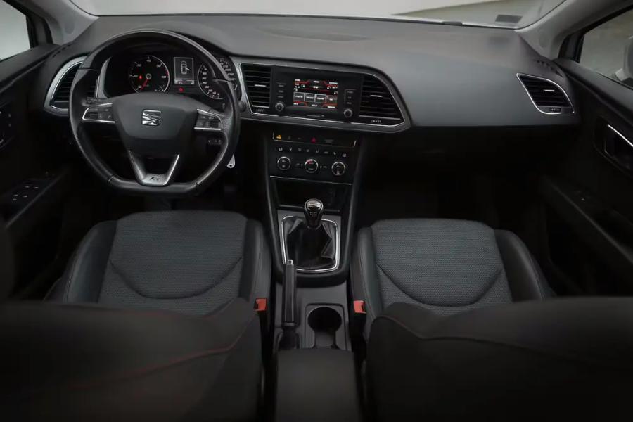 Grey SEAT Leon 2016 in Jelgava, with an engine capacity of 2.00 L and mileage of 159 thousand km for 7300 €, photo 9 on AUTOMOTO.COM.LV