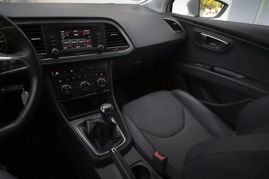 Grey SEAT Leon 2016 in Jelgava, with an engine capacity of 2.00 L and mileage of 159 thousand km for 7300 €, photo 12 on AUTOMOTO.COM.LV