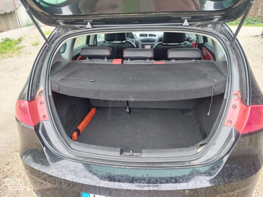 SEAT Leon 2011 in Ukmerge, with an engine capacity of 1.60 L and mileage of 256 thousand km for 1750 €, photo 10 on AUTOMOTO.COM.LV