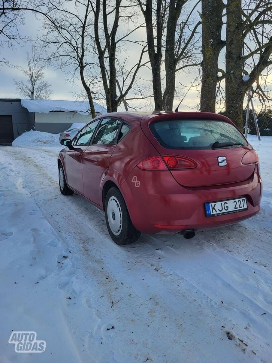 Red SEAT Leon 2005 in Gargzdai, with an engine capacity of 1.90 L and mileage of 288 thousand km for 1500 €, photo 3 on AUTOMOTO.COM.LV