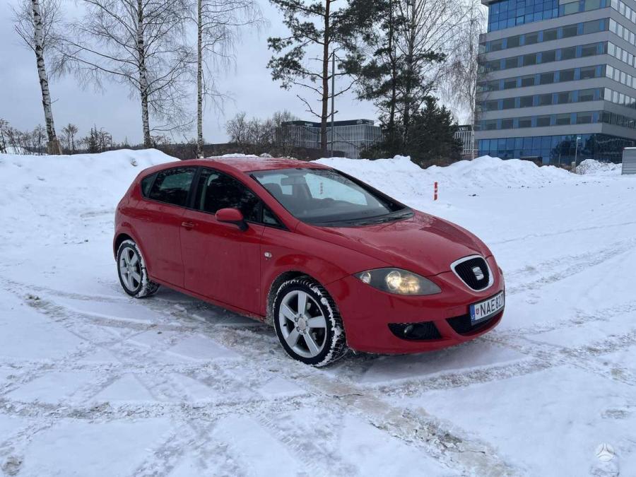 Red SEAT Leon 2005 in Vilnius, with an engine capacity of 1.97 L and mileage of 315 thousand km for 1300 €, photo 1 on AUTOMOTO.COM.LV