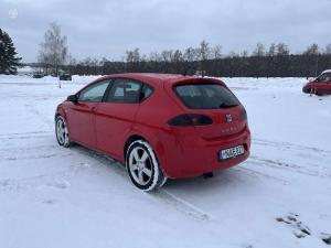 Red SEAT Leon 2005 in Vilnius, with an engine capacity of 1.97 L and mileage of 315 thousand km for 1300 €, photo 3 on AUTOMOTO.COM.LV