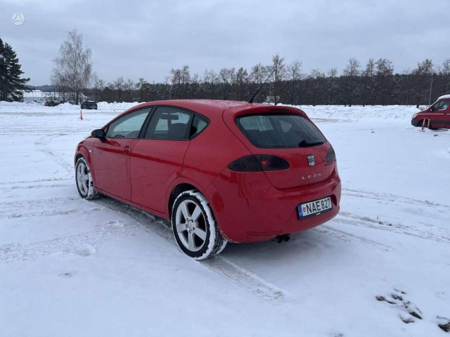 Red SEAT Leon 2005 in Vilnius, with an engine capacity of 1.97 L and mileage of 315 thousand km for 1300 €, photo 3 on AUTOMOTO.COM.LV