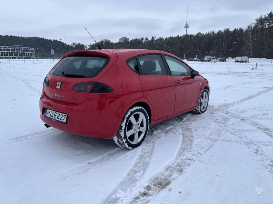 Red SEAT Leon 2005 in Vilnius, with an engine capacity of 1.97 L and mileage of 315 thousand km for 1300 €, photo 4 on AUTOMOTO.COM.LV