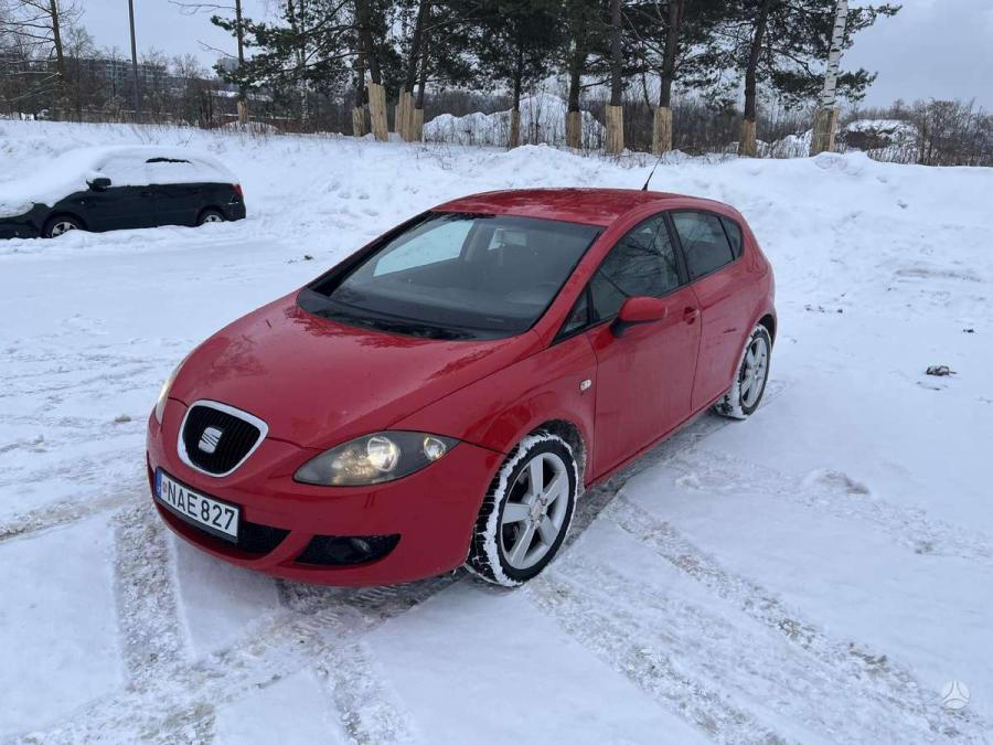 Red SEAT Leon 2005 in Vilnius, with an engine capacity of 1.97 L and mileage of 315 thousand km for 1300 €, photo 5 on AUTOMOTO.COM.LV