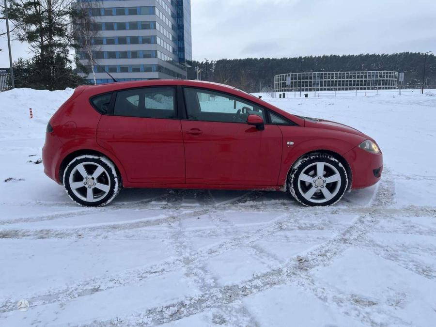 Red SEAT Leon 2005 in Vilnius, with an engine capacity of 1.97 L and mileage of 315 thousand km for 1300 €, photo 8 on AUTOMOTO.COM.LV