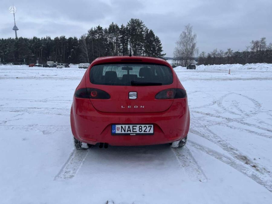 Red SEAT Leon 2005 in Vilnius, with an engine capacity of 1.97 L and mileage of 315 thousand km for 1300 €, photo 9 on AUTOMOTO.COM.LV