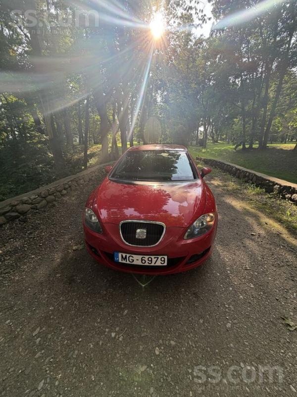 Red SEAT Leon 2006 in Ogre, with an engine capacity of 2.00 L and mileage of 220 thousand km for 1550 €, photo 1 on AUTOMOTO.COM.LV