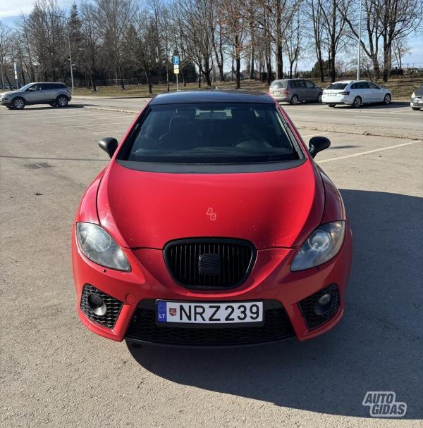 Red SEAT Leon 2007 in Taurage, with an engine capacity of 2.00 L and mileage of 350 thousand km for 2750 €, photo 1 on AUTOMOTO.COM.LV