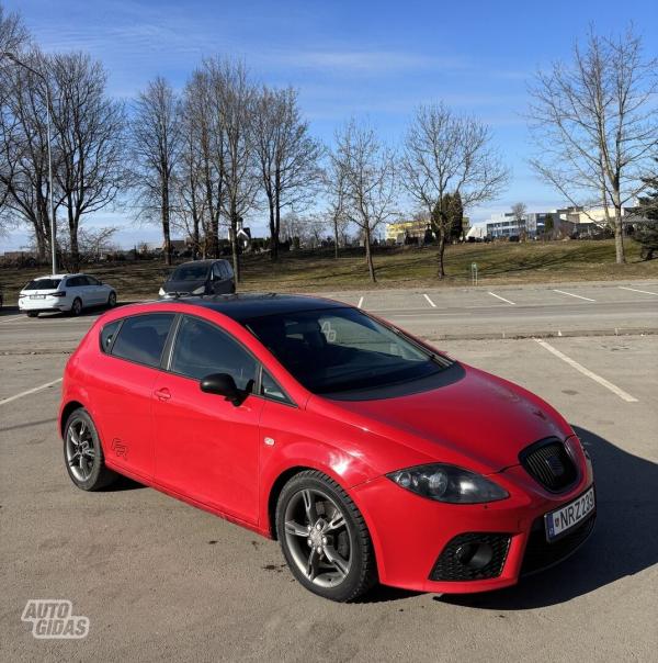 Red SEAT Leon 2007 in Taurage, with an engine capacity of 2.00 L and mileage of 350 thousand km for 2750 €, photo 2 on AUTOMOTO.COM.LV