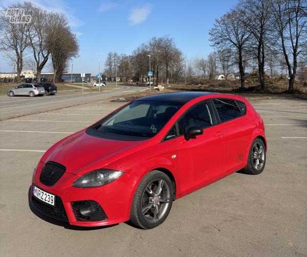 Red SEAT Leon 2007 in Taurage, with an engine capacity of 2.00 L and mileage of 350 thousand km for 2750 €, photo 3 on AUTOMOTO.COM.LV