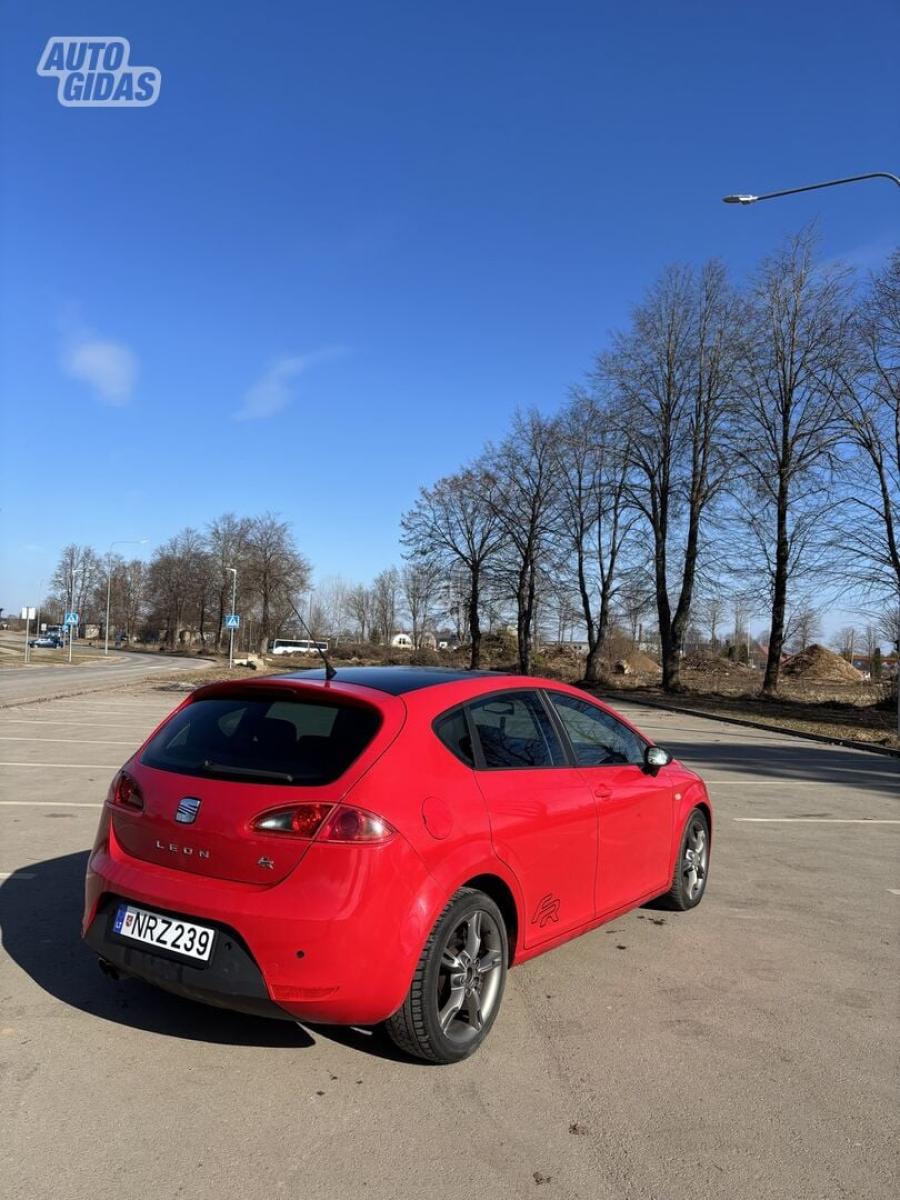 Red SEAT Leon 2007 in Taurage, with an engine capacity of 2.00 L and mileage of 350 thousand km for 2750 €, photo 4 on AUTOMOTO.COM.LV