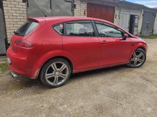 Red SEAT Leon 2007 in Panevezys, with an engine capacity of 1.90 L and mileage of 326 thousand km for 1350 €, photo 3 on AUTOMOTO.COM.LV