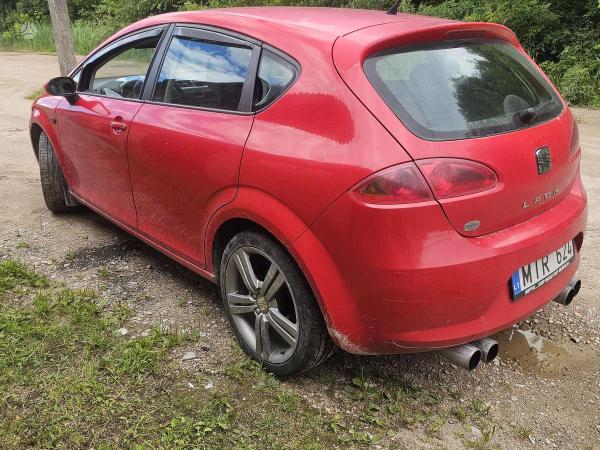 Red SEAT Leon 2007 in Panevezys, with an engine capacity of 1.90 L and mileage of 326 thousand km for 1350 €, photo 4 on AUTOMOTO.COM.LV