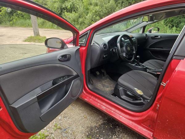Red SEAT Leon 2007 in Panevezys, with an engine capacity of 1.90 L and mileage of 326 thousand km for 1350 €, photo 5 on AUTOMOTO.COM.LV