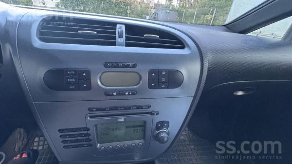 Red SEAT Leon 2008 in Daugavpils, with an engine capacity of 2.00 L and mileage of 289 thousand km for 2400 €, photo 6 on AUTOMOTO.COM.LV