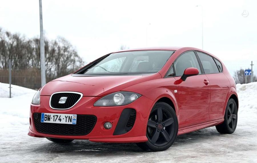 Red SEAT Leon 2009 in Taurage, with an engine capacity of 1.97 L and mileage of 298 thousand km for 3800 €, photo 1 on AUTOMOTO.COM.LV