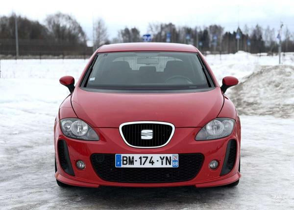 Red SEAT Leon 2009 in Taurage, with an engine capacity of 1.97 L and mileage of 298 thousand km for 3800 €, photo 3 on AUTOMOTO.COM.LV