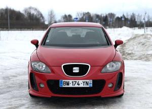 Red SEAT Leon 2009 in Taurage, with an engine capacity of 1.97 L and mileage of 298 thousand km for 3800 €, photo 3 on AUTOMOTO.COM.LV