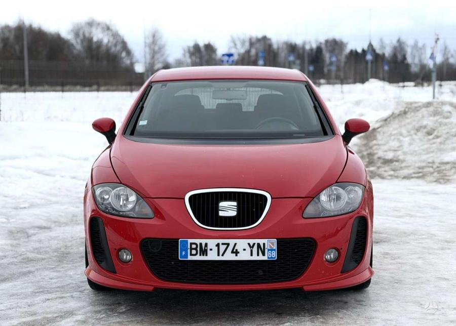 Red SEAT Leon 2009 in Taurage, with an engine capacity of 1.97 L and mileage of 298 thousand km for 3800 €, photo 3 on AUTOMOTO.COM.LV