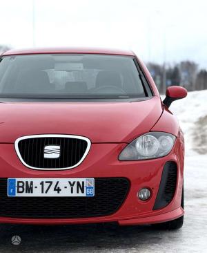 Red SEAT Leon 2009 in Taurage, with an engine capacity of 1.97 L and mileage of 298 thousand km for 3800 €, photo 4 on AUTOMOTO.COM.LV