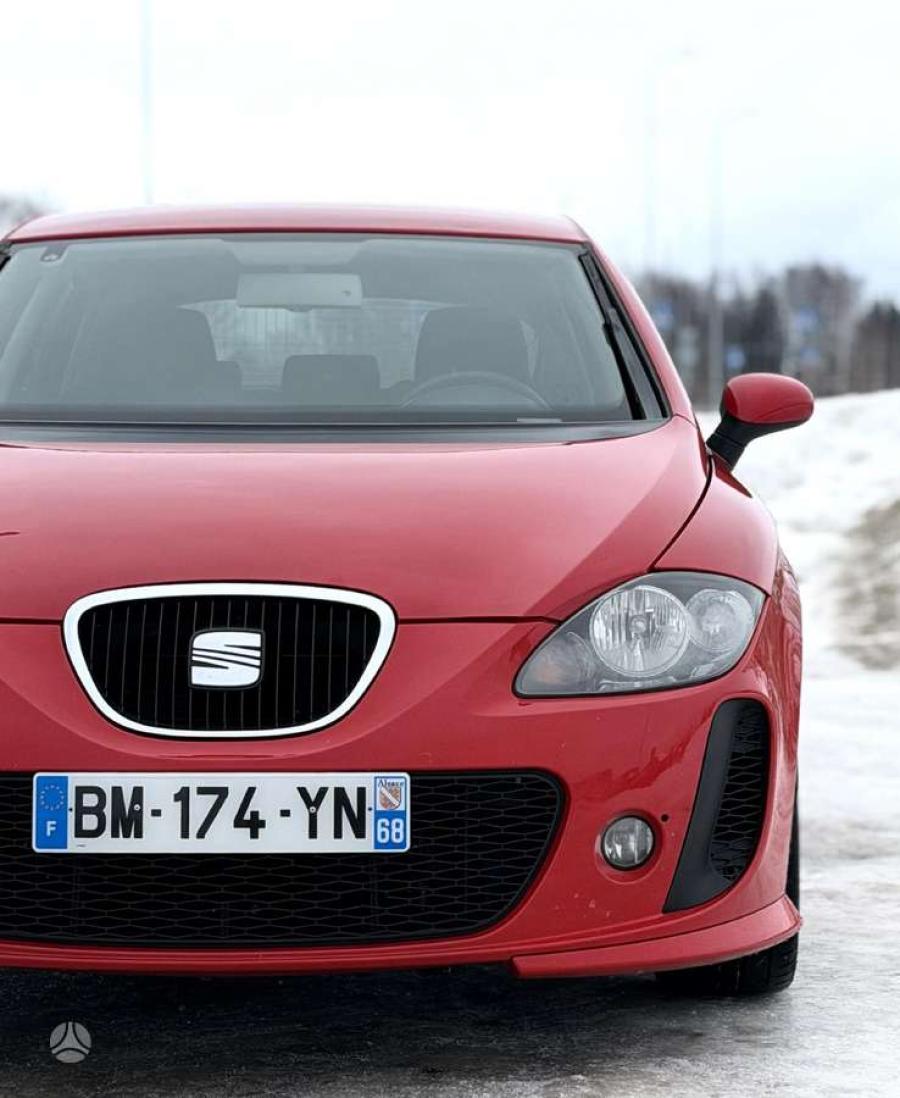 Red SEAT Leon 2009 in Taurage, with an engine capacity of 1.97 L and mileage of 298 thousand km for 3800 €, photo 4 on AUTOMOTO.COM.LV