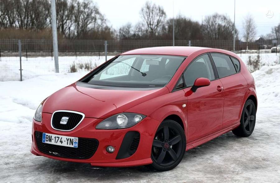 Red SEAT Leon 2009 in Taurage, with an engine capacity of 1.97 L and mileage of 298 thousand km for 3800 €, photo 5 on AUTOMOTO.COM.LV