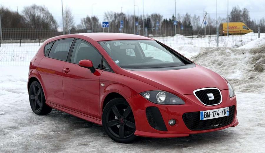 Red SEAT Leon 2009 in Taurage, with an engine capacity of 1.97 L and mileage of 298 thousand km for 3800 €, photo 7 on AUTOMOTO.COM.LV
