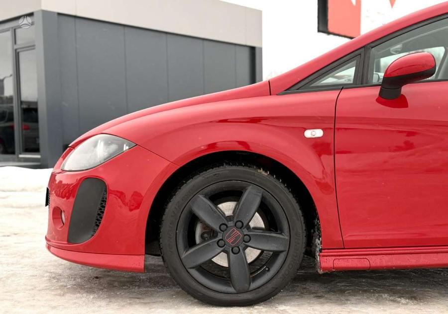 Red SEAT Leon 2009 in Taurage, with an engine capacity of 1.97 L and mileage of 298 thousand km for 3800 €, photo 11 on AUTOMOTO.COM.LV