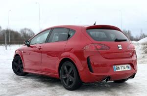 Red SEAT Leon 2009 in Taurage, with an engine capacity of 1.97 L and mileage of 298 thousand km for 3800 €, photo 12 on AUTOMOTO.COM.LV