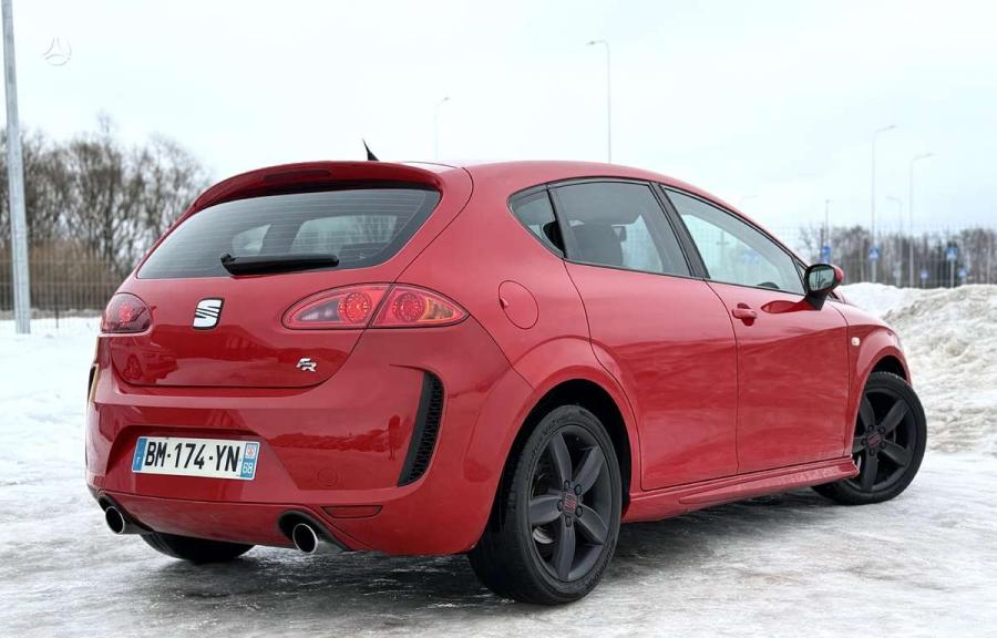 Red SEAT Leon 2009 in Taurage, with an engine capacity of 1.97 L and mileage of 298 thousand km for 3800 €, photo 13 on AUTOMOTO.COM.LV
