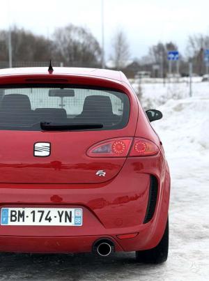 Red SEAT Leon 2009 in Taurage, with an engine capacity of 1.97 L and mileage of 298 thousand km for 3800 €, photo 15 on AUTOMOTO.COM.LV